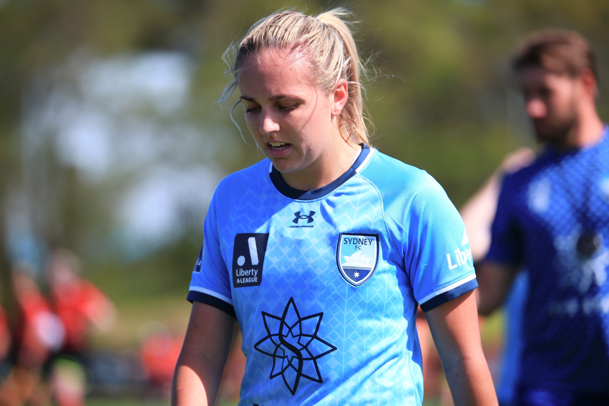 hawkesby-looks-down-kris-goman