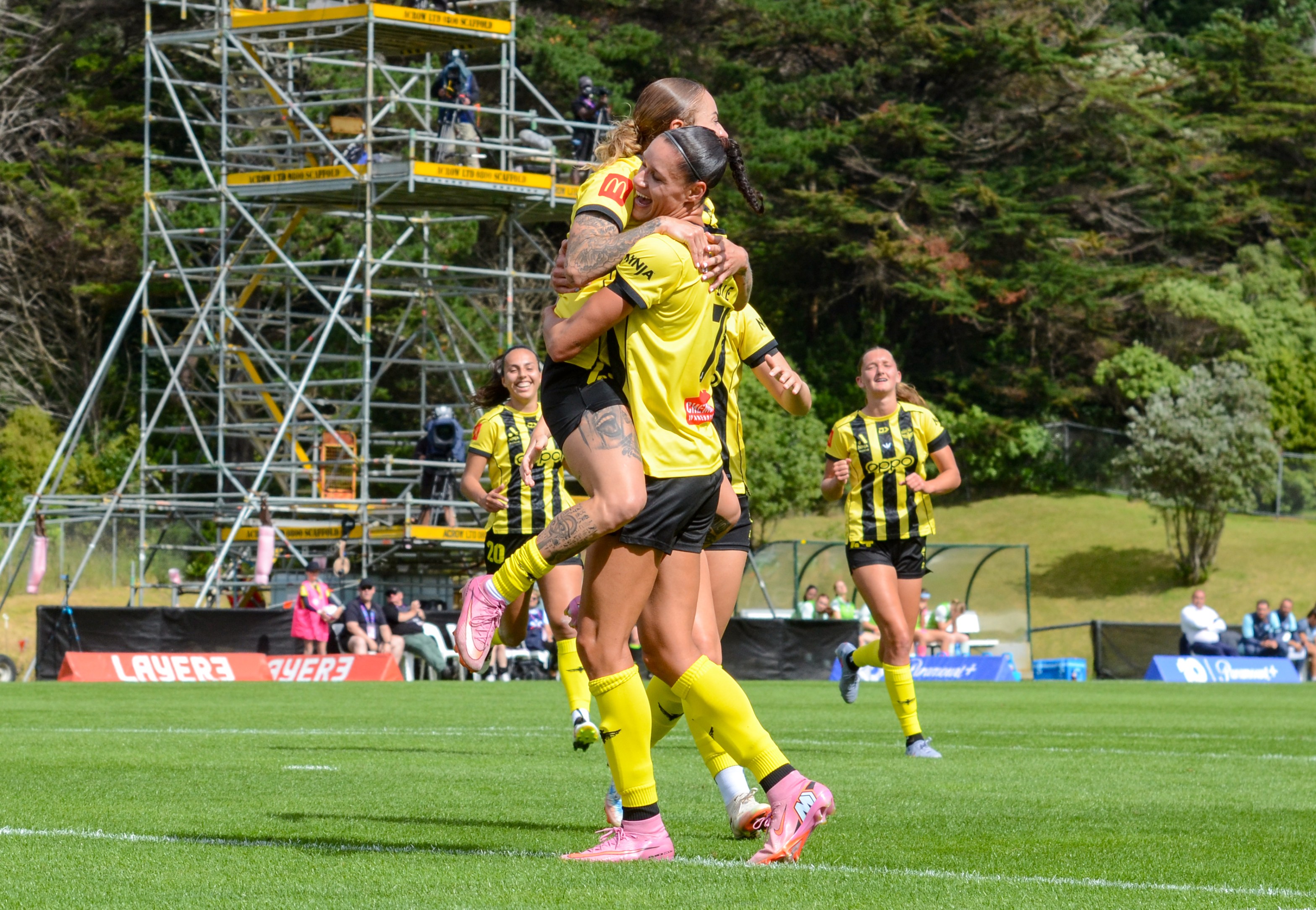 Wellington wallops Sydney to break records