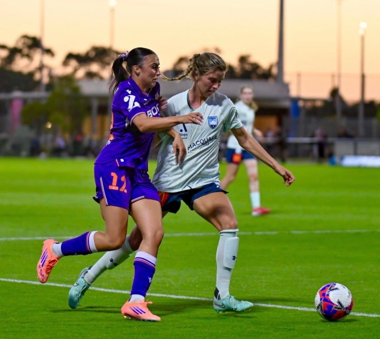 Hinz holds Glory at bay